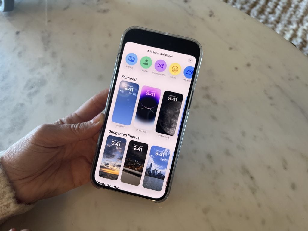 Apple iOS 16 New Lock Screen Features | Stroller in the City